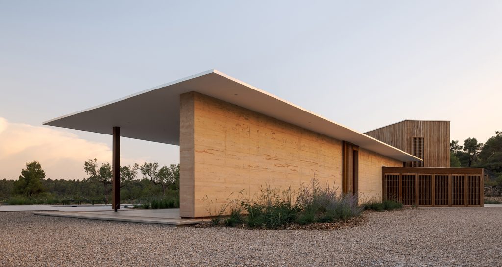 La casa del muro de Tierra Compactada - ZEST architecture